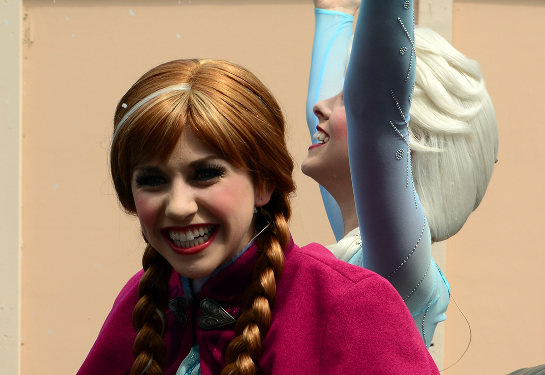 Frozen Summer of Fun Live Parade featuring Anna Elsa and Kristoff (17 ...