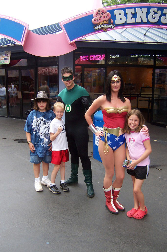 Meeting Looney Tunes and DC Comics characters at Six Flags parks ...