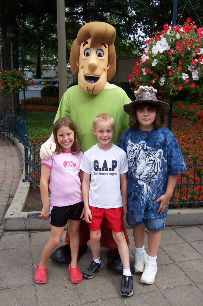Meeting Looney Tunes and DC Comics characters at Six Flags parks ...
