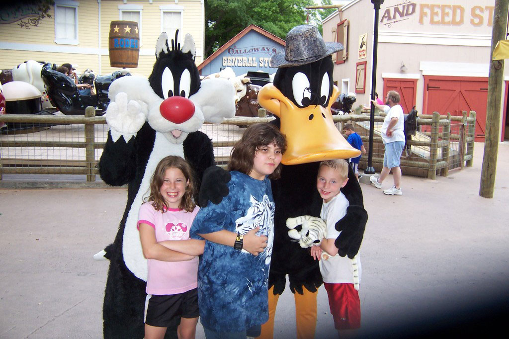 Meeting Looney Tunes and DC Comics characters at Six Flags parks ...