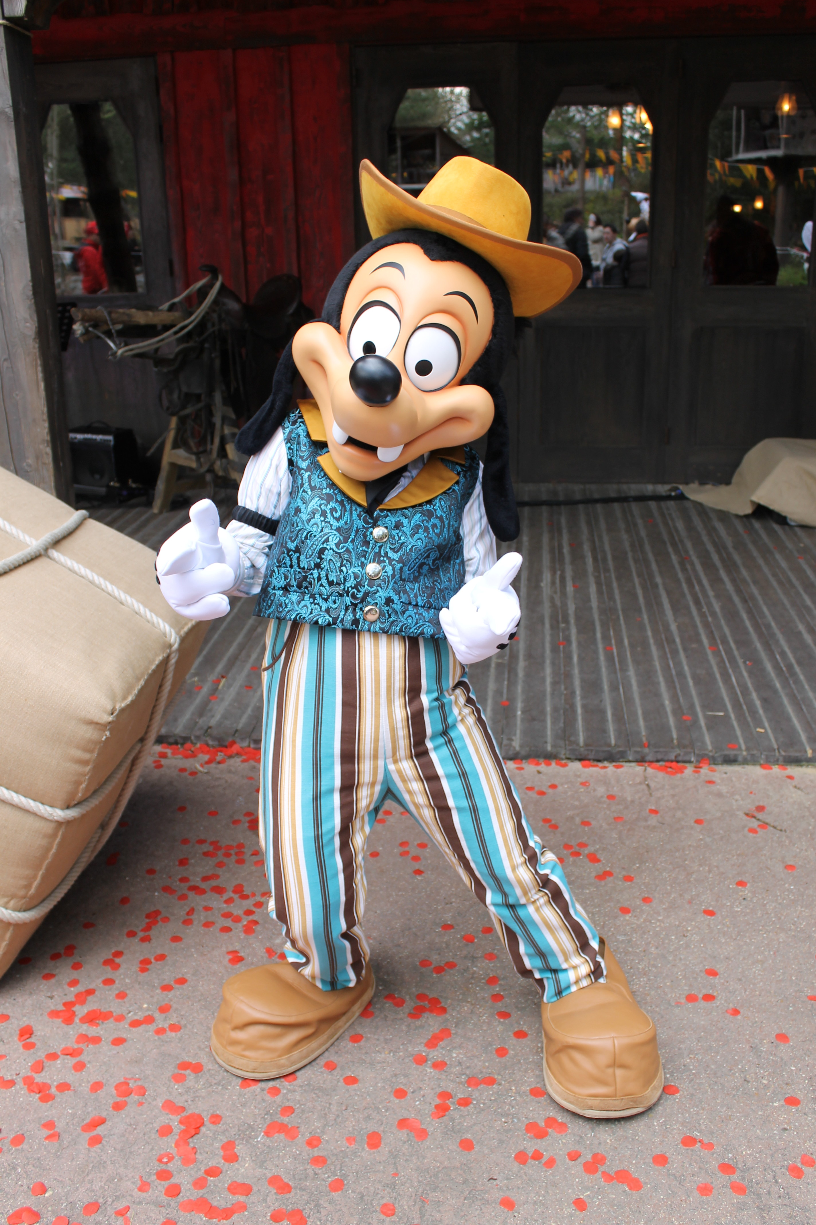 Max Goof at Disneyland Paris – KennythePirate.com