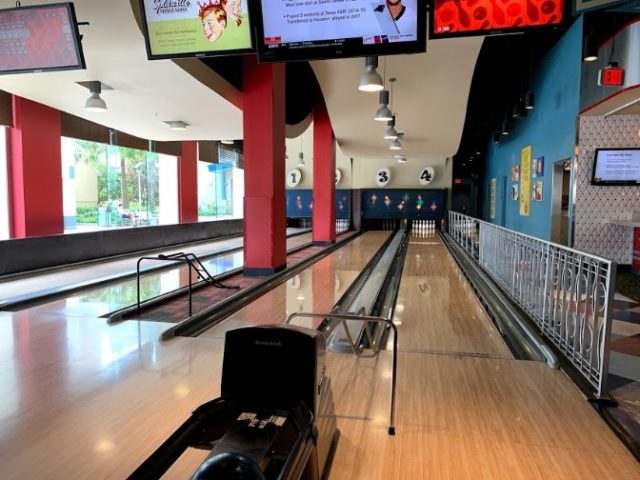 Review: Splitsville - Dining at a Bowling Alley - KennythePirate.com