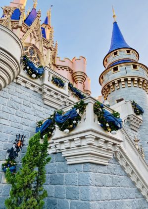 Holiday Window Displays at Walt Disney World Resort – KennythePirate.com