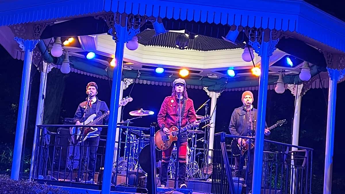 Epcot United Kingdom pavilion command performance band – KennythePirate.com