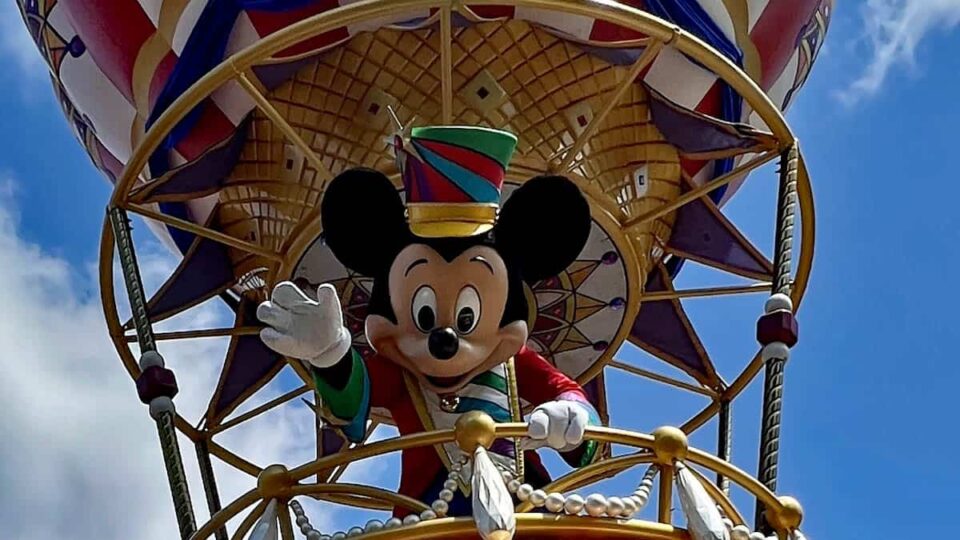 Epic Fail During the Festival of Fantasy Parade - KennythePirate.com