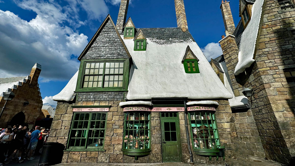 universal islands of adventure hogsmeade honeydukes candy store shop ...