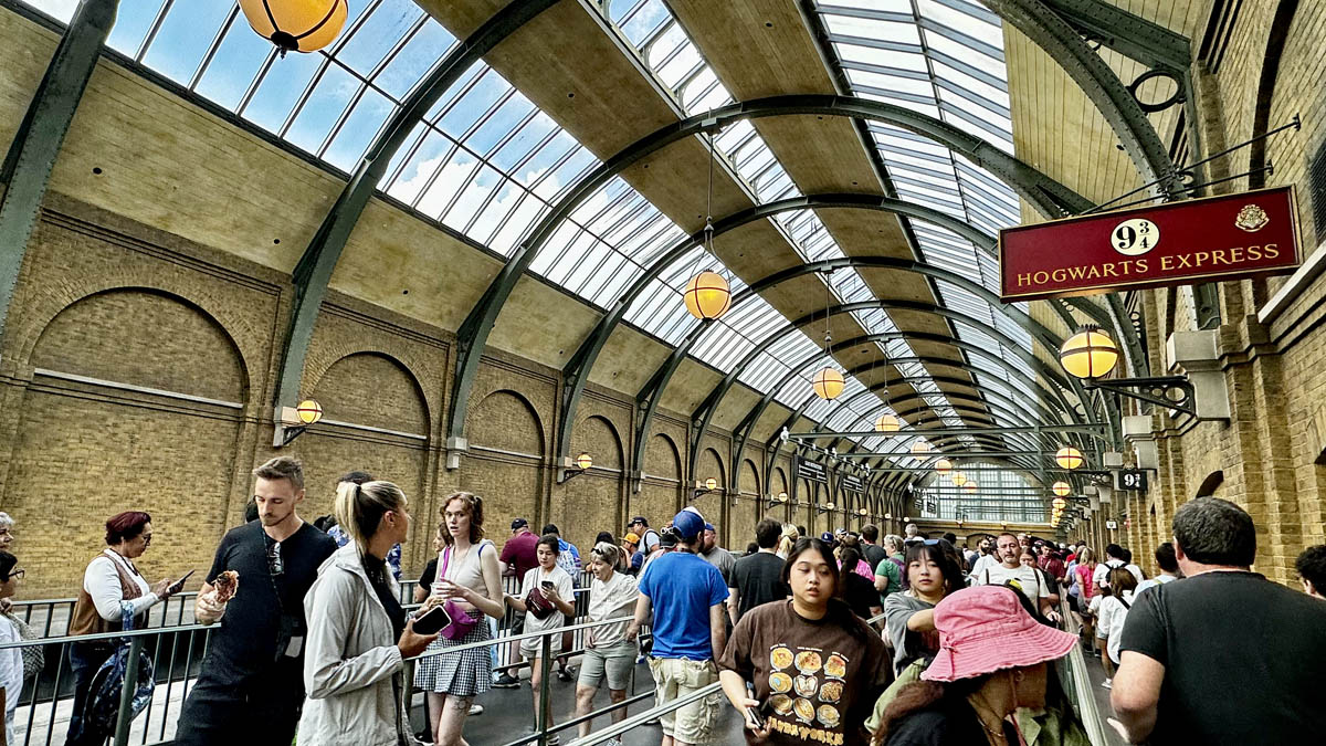 universal islands of adventure hogswart express train station queue ...