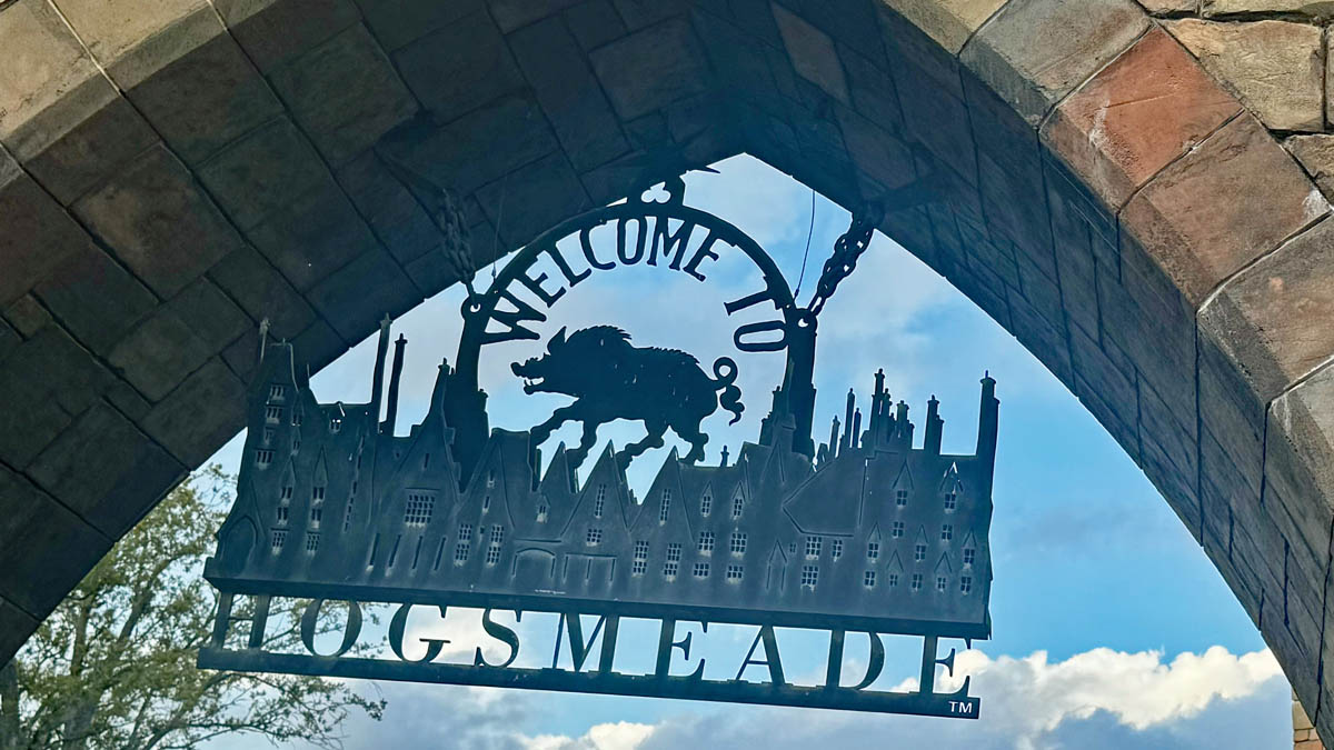 universal islands of adventure welcome to hogsmeade sign ...