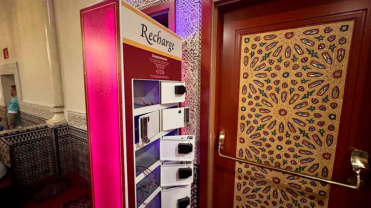 Vip passholder lounge Epcot charging station – KennythePirate.com