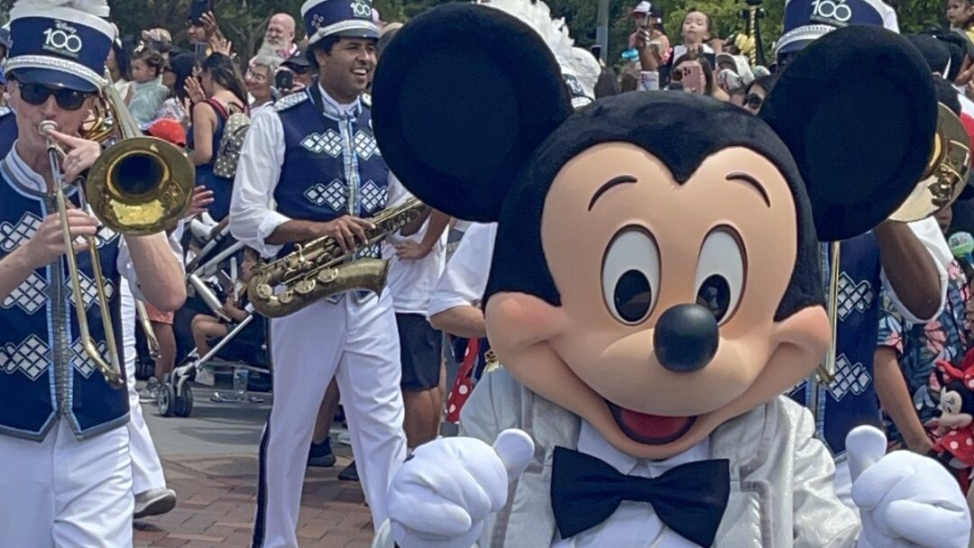 Mickey Surprises Guests at the Magic Kingdom – KennythePirate.com