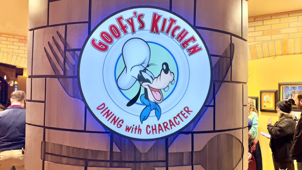 Goofy's Kitchen Serves An Awesome Disney Character Breakfast ...